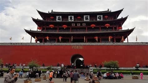 小伙穷游建水古城步行街看见豪门朱家花园门票太贵不舍得看 YouTube