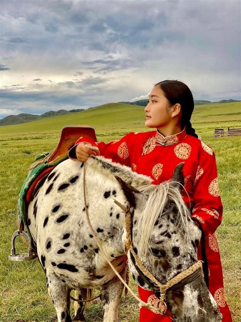 ДЭЭЛТЭЙ МОНГОЛ фото зургийн 21 р зууны хөдөө