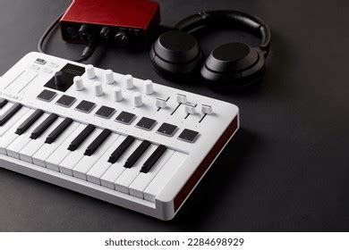 7 229 Midi Keyboard Images Stock Photos Vectors Shutterstock