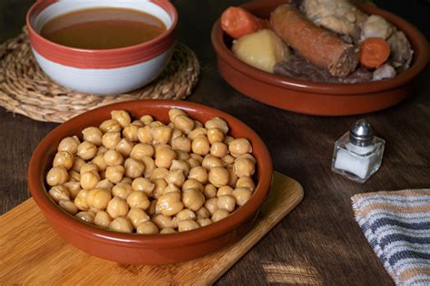 마드리드의 전형적인 병아리콩 채소 쇠고기 닭고기 초리조 베이컨을 곁들인 코시도 마드리레뇨는 별도의 요리 수프 병아리콩 고기로 제공됩니다 0명에 대한 스톡 사진 및 기타