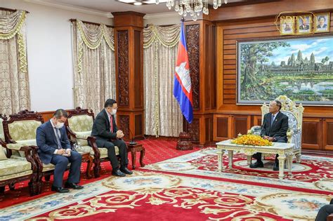 សម្តេចអគ្គមហាពញាចក្រី ហេង សំរិន អនុញ្ញាតឱ្យ លោក កៅ គឹមហួន ចូលជម្រាបលានិងទទួលអនុសាសន៍