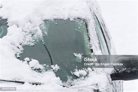 Suv 자동차는 모두 시골 쪽에서 겨울 아침에 눈으로 덮여있다 도로에 눈으로 겨울 시간에 운전의 개념 가리기에 대한 스톡 사진 및 기타 이미지 Istock