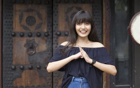 Het Portret Van Glimlachende Jonge Aziatische Vrouw Geniet Van In De Stad Van China Stock