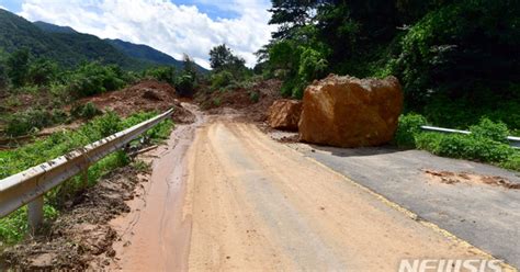 도로막고 있는 바위