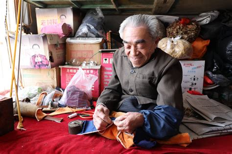 山东老人双腿残疾用手撑板凳行走60年，乐于助人被赞为“活雷锋”板凳老人双腿新浪新闻