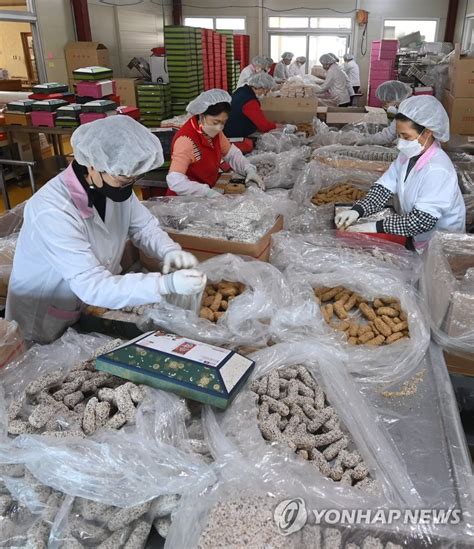 설 앞두고 분주한 강릉 전통 한과마을 연합뉴스