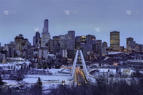 埃德蒙顿市中心冬季晚上特写结构