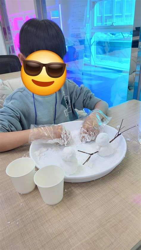 베이킹소다에 식초를 뿌리면 거품이 생겨요 이산화 탄소 기체가 나오는 거죠 아이들 중에는 이걸 보고 화산폭발이라고 표현 해요 베이킹 소다에 린스를 섞어 반죽해서 인공눈의