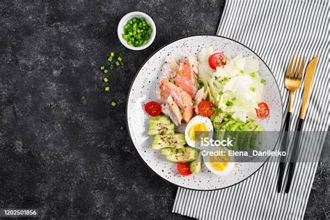 케톤 생성 식단 아침 식사 계란 생선과 아보카도 양상추와 씨앗 저탄수화물 고지방 아침 식사 케토 팔레오 메뉴 상단 보기 플랫 레이 개념에 대한 스톡 사진 및 기타 이미지