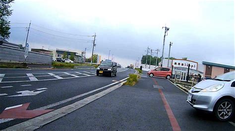 店舗駐車場から歩道を横切るのに一時停止もせず歩行者・自転車の確認もしない自動車 Youtube