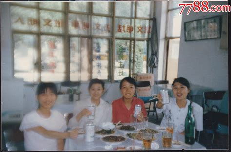美女餐饮店聚餐、喝着健力宝老照片影像会馆【7788商城】