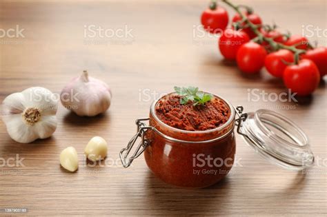 유리 항아리에 맛있는 Adjika 소스와 나무 테이블에 재료 0명에 대한 스톡 사진 및 기타 이미지 0명 건강한 식생활