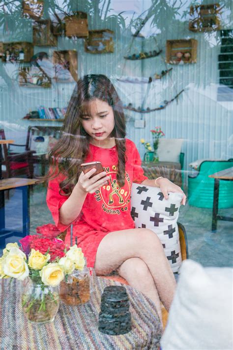 女人抱着粉红色的郁金香 · 免费素材图片