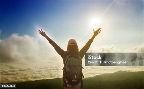 일몰에 젊고 안개와 제기 무기와 아름 다운 자연을 즐기고 응원 서 자유 여행자 여자 관광에 대한 스톡 사진 및 기타 이미지