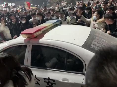 唐柏桥 On Twitter 民意开始沸腾了！现在警察变成了孤立无助的访民了😂。此一时彼一时也！ 这一幕应该成为未来抗争的标本。今后只要