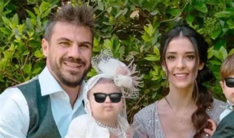 Άκης Πετρετζίκης Κωνσταντίνα Παπαμιχαήλ Ο λόγος που βάφτισαν