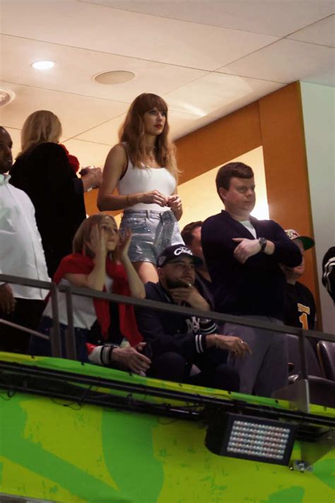 Super Bowl Commentators Brutal Jab At Travis Kelce While Taylor Swift