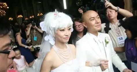 张卫健张茜：穿二手婚纱，3次婚礼，2次流产，如今终于苦尽甘来张卫健张茜婚纱新浪新闻