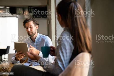 사무실에서 함께 일하는 행복한 비즈니스 사람들의 다민족 그룹 모임에 대한 스톡 사진 및 기타 이미지 모임 휴식 기업 문화