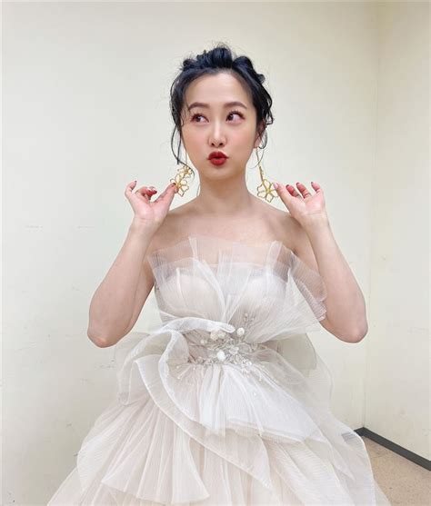 復出主持尾牙辣爆！趙小僑9年沒漲價「裸紗裹胸」網嗨喊：像沒生過 娛樂星聞