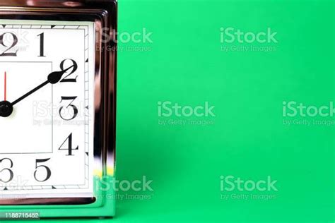 휴일 시간 녹색 색상 배경에 금속 실버 알람 시계와 블랙 그린 금요일 개념 0명에 대한 스톡 사진 및 기타 이미지 0명 가격 개인 장식품 Istock