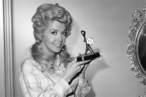 Donna Douglas Beverly Hillbillies Star Dies At 81 Nbc News