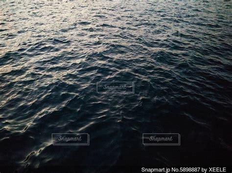 細かく波立つ海面です。海の深さを感じる暗めのテイストで撮影しています。の写真・画像素材 5898887 Snapmart（スナップマート）