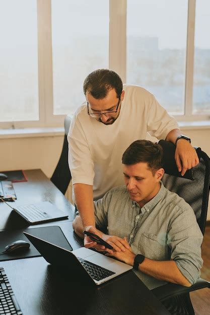 Retrato De Dos Programadores Masculinos Profesionales Que Trabajan En