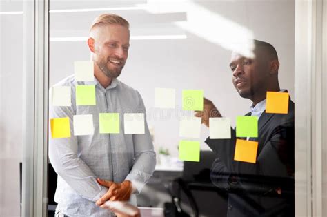 Gerente De Projetos Usando Metodologia Kanban Foto De Stock Imagem De