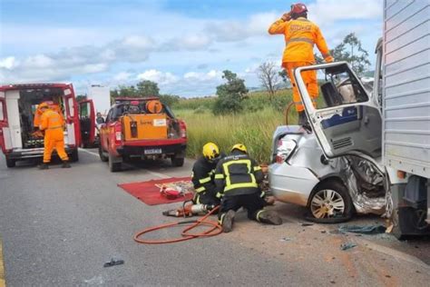 Quatro pessoas morrem após carro bater em caminhão na BR 365 em Minas