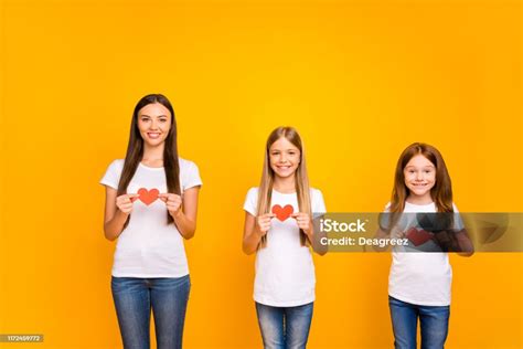 사랑스러운 세 자매 숙녀 들고 작은 심장 엽서 캐주얼 의상 고립 된 노란색 배경을 착용 가족에 대한 스톡 사진 및 기타 이미지 가족 갈색 머리 공휴일 Istock