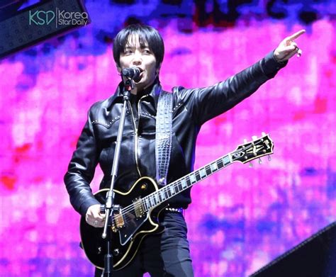 Cnblue 睽違七年台北開唱！下次許願連唱一星期！不願粉絲只錄影不互動〜 鄭容和：「這樣我要沒收手機！」 11月2日晚間樂團cnblue於