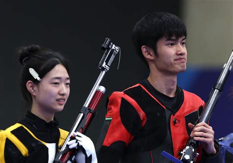 中国组合黄雨婷盛李豪摘得巴黎奥运会首金！