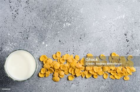 콘 플레이크는 콘크리트 배경에 우유는 유리에 평면 상단 보기입니다 복사 공간 0명에 대한 스톡 사진 및 기타 이미지 0명 건강한 생활방식 건강한 식생활 Istock