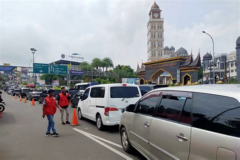 Macet Parah Jalur Puncak Bogor Diberlakukan Satu Arah