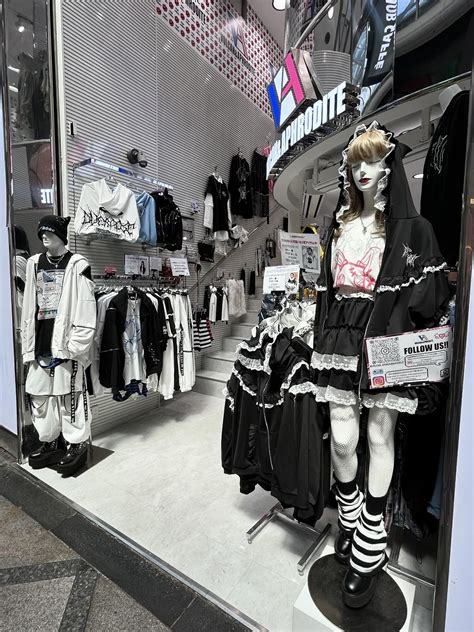 在大阪 香港有mk 日本有地雷 觀察到日本年輕人現在都喜歡又cute又dark又病嬌的衣服 男生則喜歡鬆鬆垮垮 男女頭髮都喜歡染淺金 齊瀏海