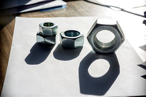 백그라운드에서 볼트 너트의 보기입니다 너트는 패스너 스레드 구멍의 유형입니다 너트 거의 항상 여러 부분을 함께 고정 하는 짝짓기 볼트와 함께에서 사용 됩니다 0명에 대한