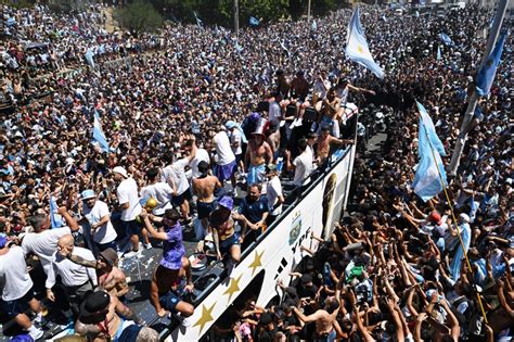 Félpucér focistákkal és Messivel érkezett meg az argentin busz a