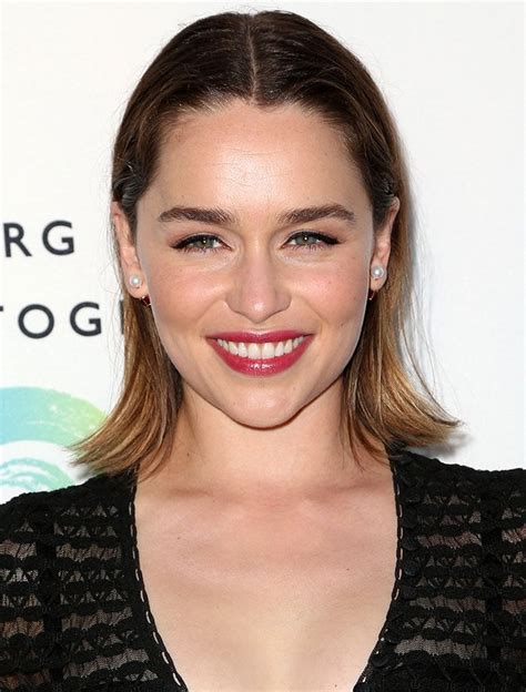 Emilia Clarkes Thick Eyebrows A Case For Leaving Them Alone