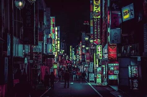 东京街头夜晚的霓虹灯
