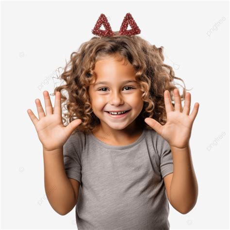 손가락으로 평화의 상징을 보여주는 즐겁고 평온한 크리스마스 날을 축하하는 어린 소녀 승리의 손 웃다 낙관적인 Png 일러스트 및 이미지 에 대한 무료 다운로드