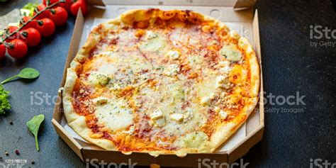 치즈 피자 4 종류의 치즈와 다른 품종의 토마토 소스 신선한 재료 패스트 푸드 테이블 맛있는 서빙 크기 부분 상단 보기 복사