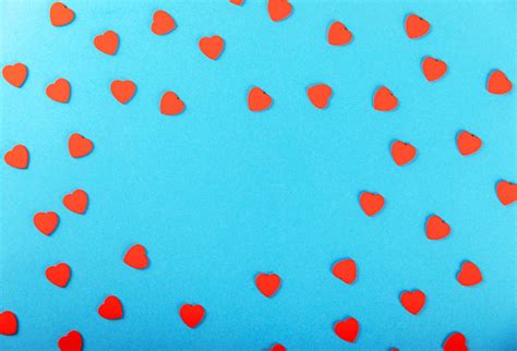 발렌타인 데이 파란색 배경에 빨간색 하트 공간을 복사합니다 휴일과 사랑 개념 0명에 대한 스톡 사진 및 기타 이미지 0명 개체 그룹 건강한 식생활 Istock