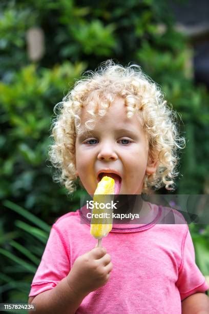 금발곱슬 머리를 가진 어린 소년이 아이스크림을 먹고있다 곱슬 머리에 대한 스톡 사진 및 기타 이미지 곱슬 머리 금발 머리 망고 Istock