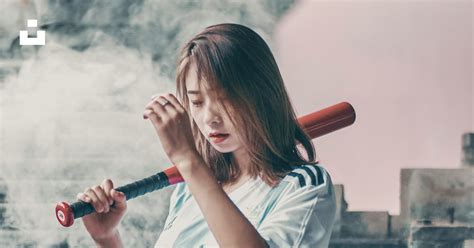 빨간 야구 방망이를 들고 흰색과 파란색 긴 소매 셔츠를 입은 여자 사진 Unsplash의 무료 베이징 이미지