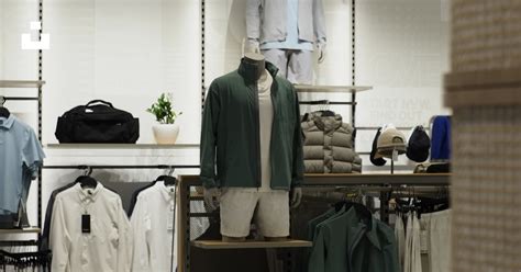 Foto Una Tienda De Ropa Con Mucha Ropa En Exhibición Imagen