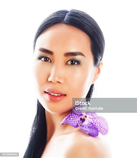 젊은 예쁜 진짜 아시아 여자 꽃 보라색 오키 클로즈 업 고립 된 에 흰색 배경 스파 의료 개념 건강관리와 의술에 대한 스톡 사진
