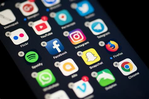 애플 아이폰 7 페이 스 북 인 스타 그램 트위터 Spotify 유튜브 Whatsapp 등 소셜 미디어 응용 프로그램 아이콘으로 화면 플러스 0명에 대한 스톡 사진 및 기타