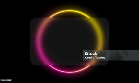 유리 Morphism 신용 카드 템플릿입니다 플라스틱 직사각형입니다 검은색 미세 패턴 배경에 글로우 라이트 링이 유리하고 유리 모양 스타일의 흐릿한 유리가 있습니다 추상적인