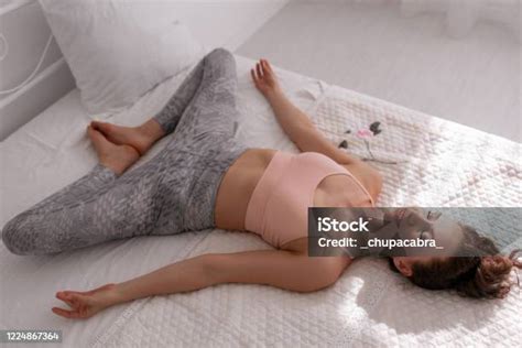 흰색 침실에서 아침 명상을하고 꽤 슬림 여자 홈 컨셉을 유지하십시오 가냘픈에 대한 스톡 사진 및 기타 이미지 가냘픈 가정의